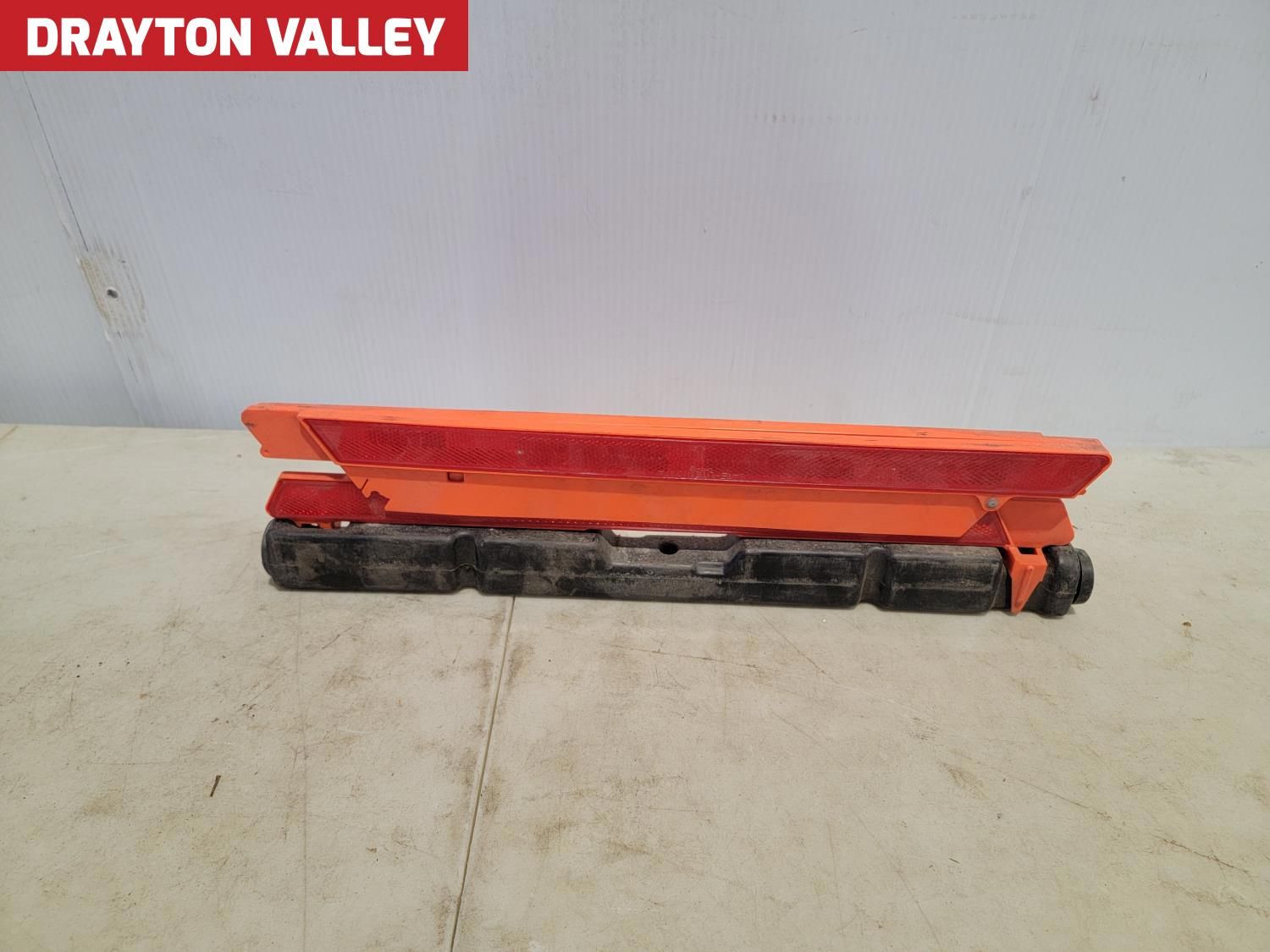 (2) Triangle Road Flare Kits [26AB90011-006] | Team Auctions