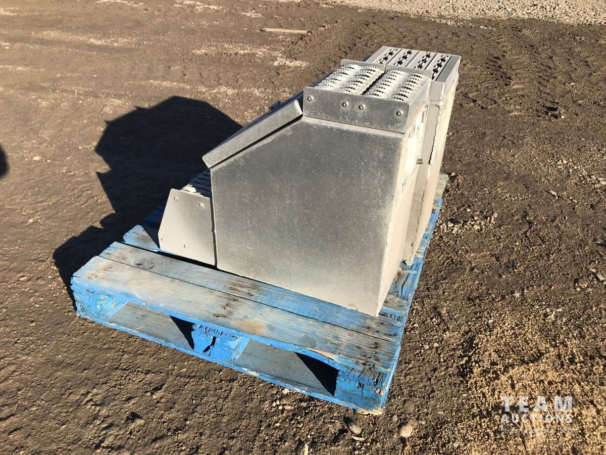 (2) Saddle Boxes [23KE02069-010] | Team Auctions
