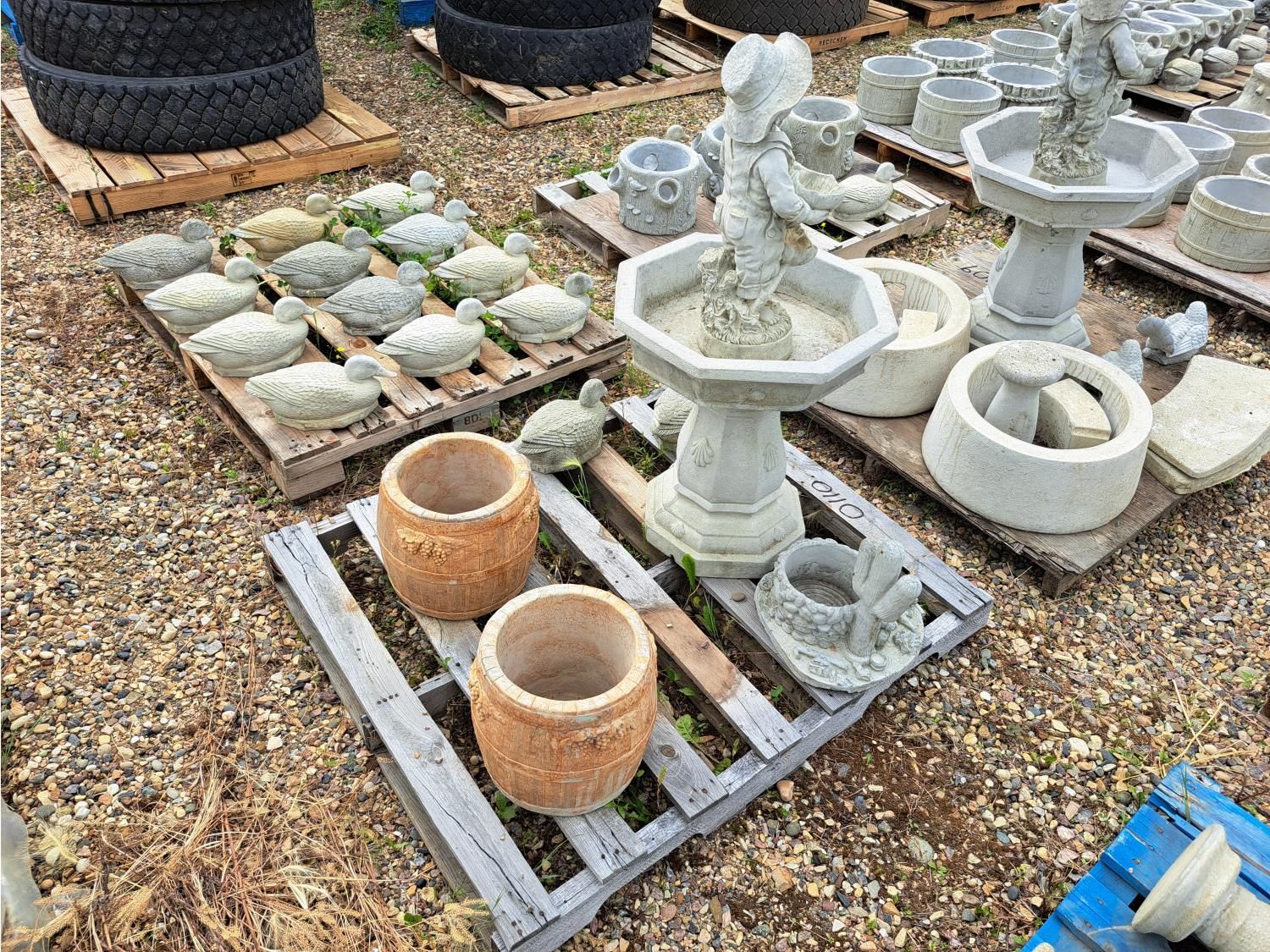 Lawn Decor Concrete Statue with Stand and Planter (Unused) [24IJ07001 ...