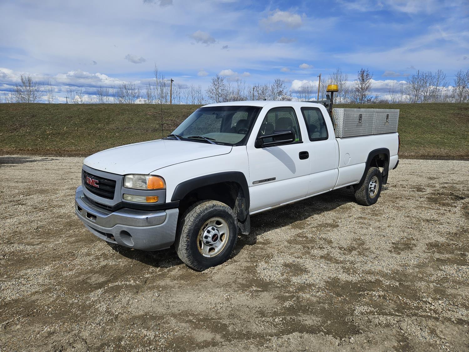 2004 GMC Sierra 2500 HD 2WD Extended Cab Pickup Truck [25DG37044-001 ...