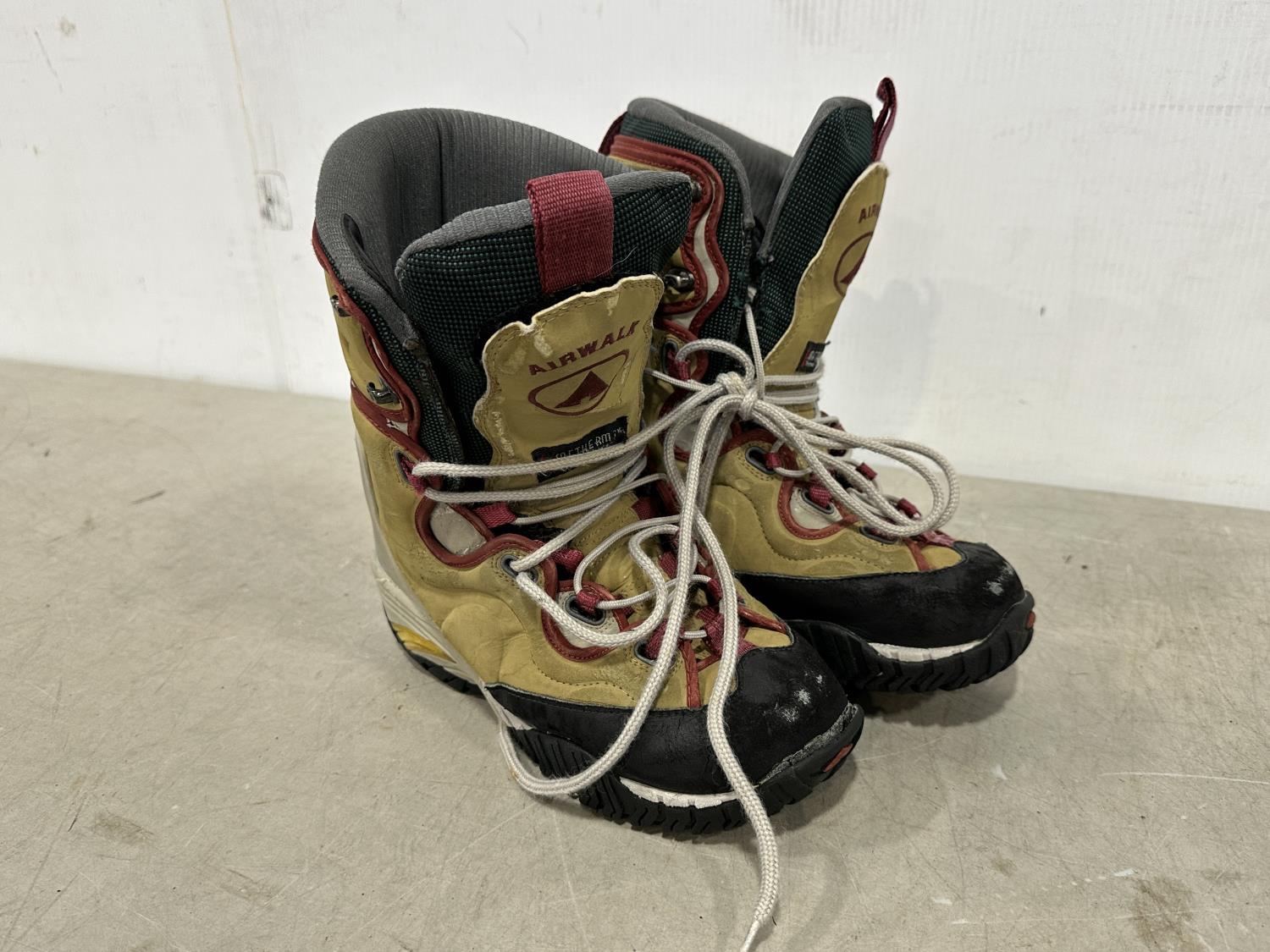 Airwalk Snowboard Boots - Size 8 [24LC37009-243] | Team Auctions