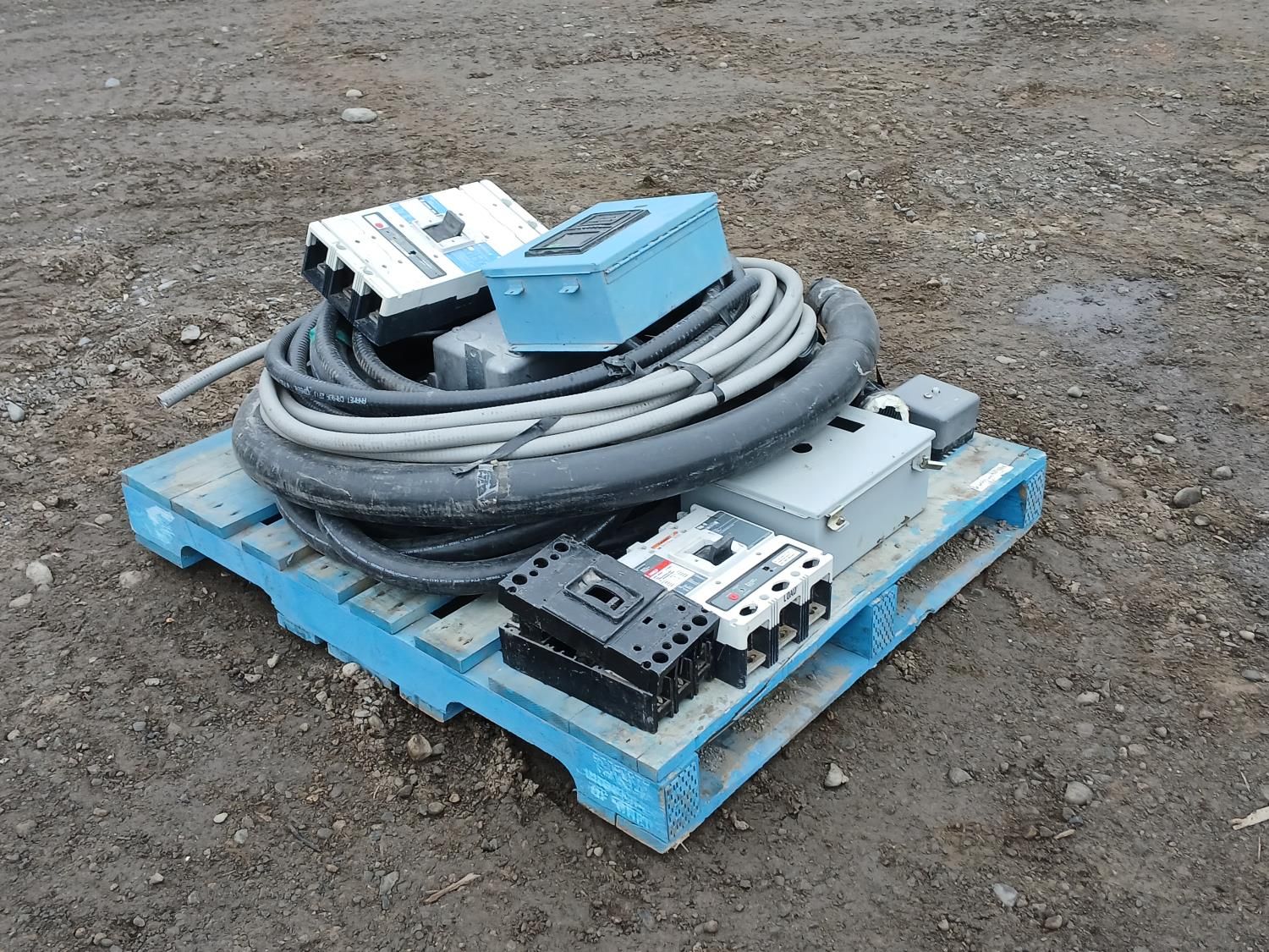 Quantity of Electrical Wire and Breakers [25AA32003-006] | Team Auctions
