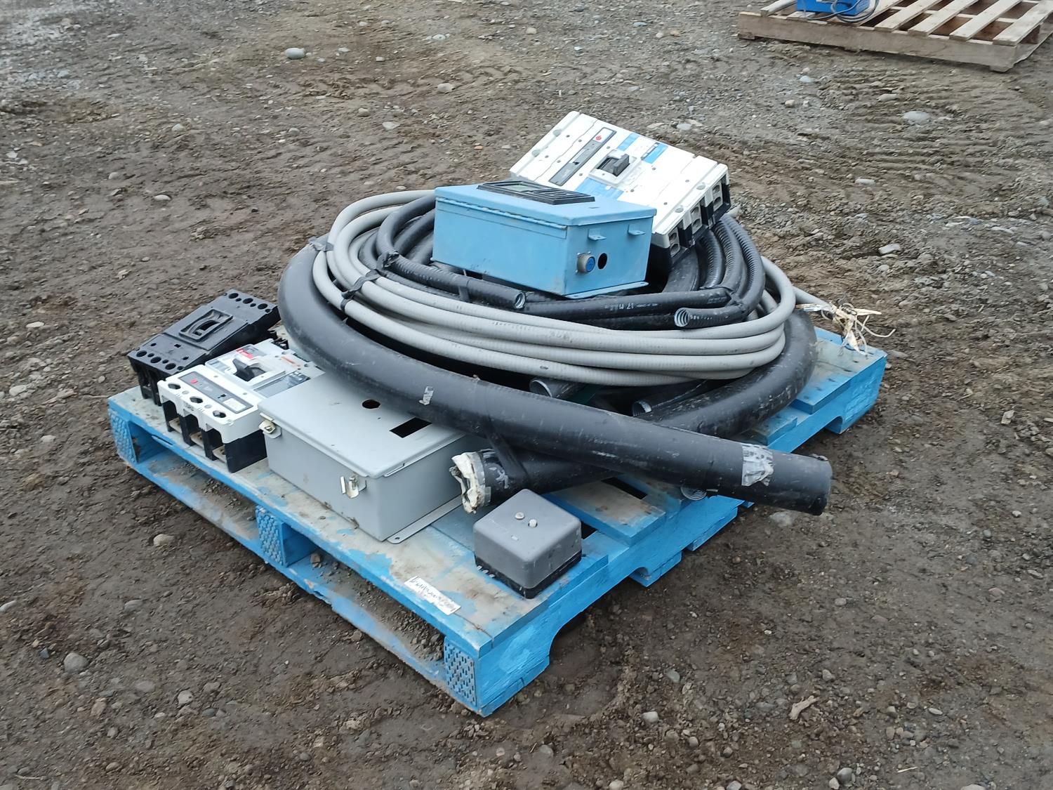 Quantity of Electrical Wire and Breakers [25AA32003-006] | Team Auctions
