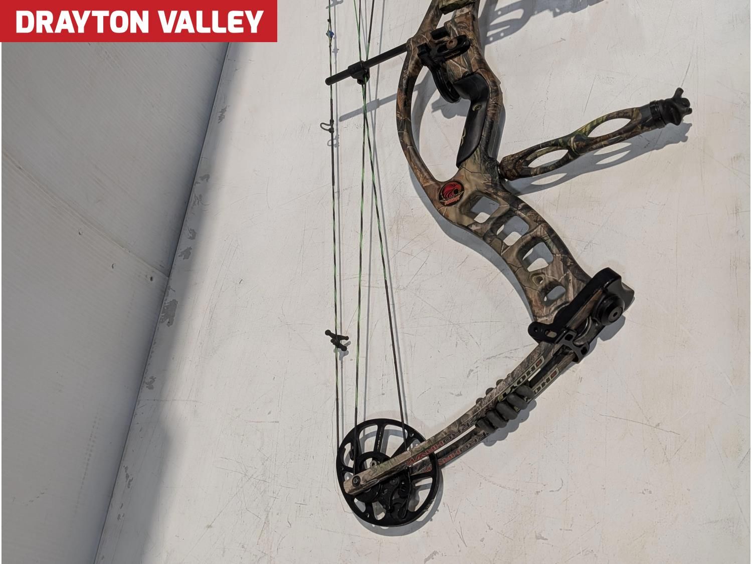 Hoyt Pro Hawk Compound Bow with Case [25JD10057-001] | Team Auctions