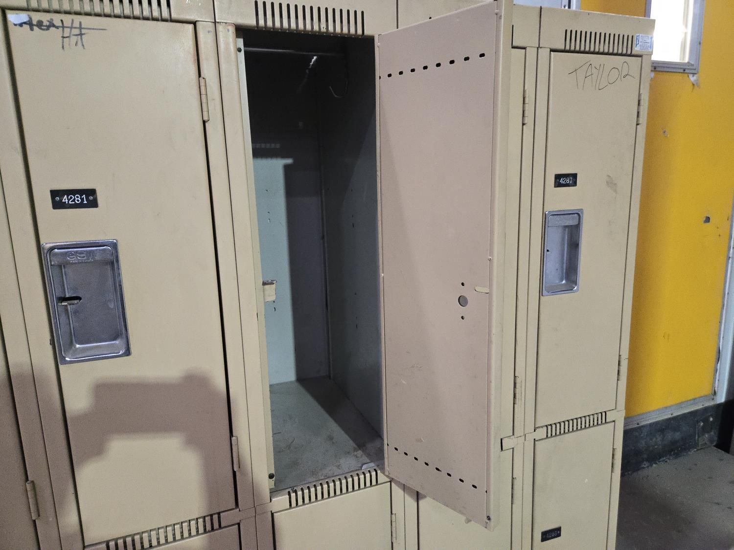 12 Compartment Lockers [25BJ41001-251] | Team Auctions