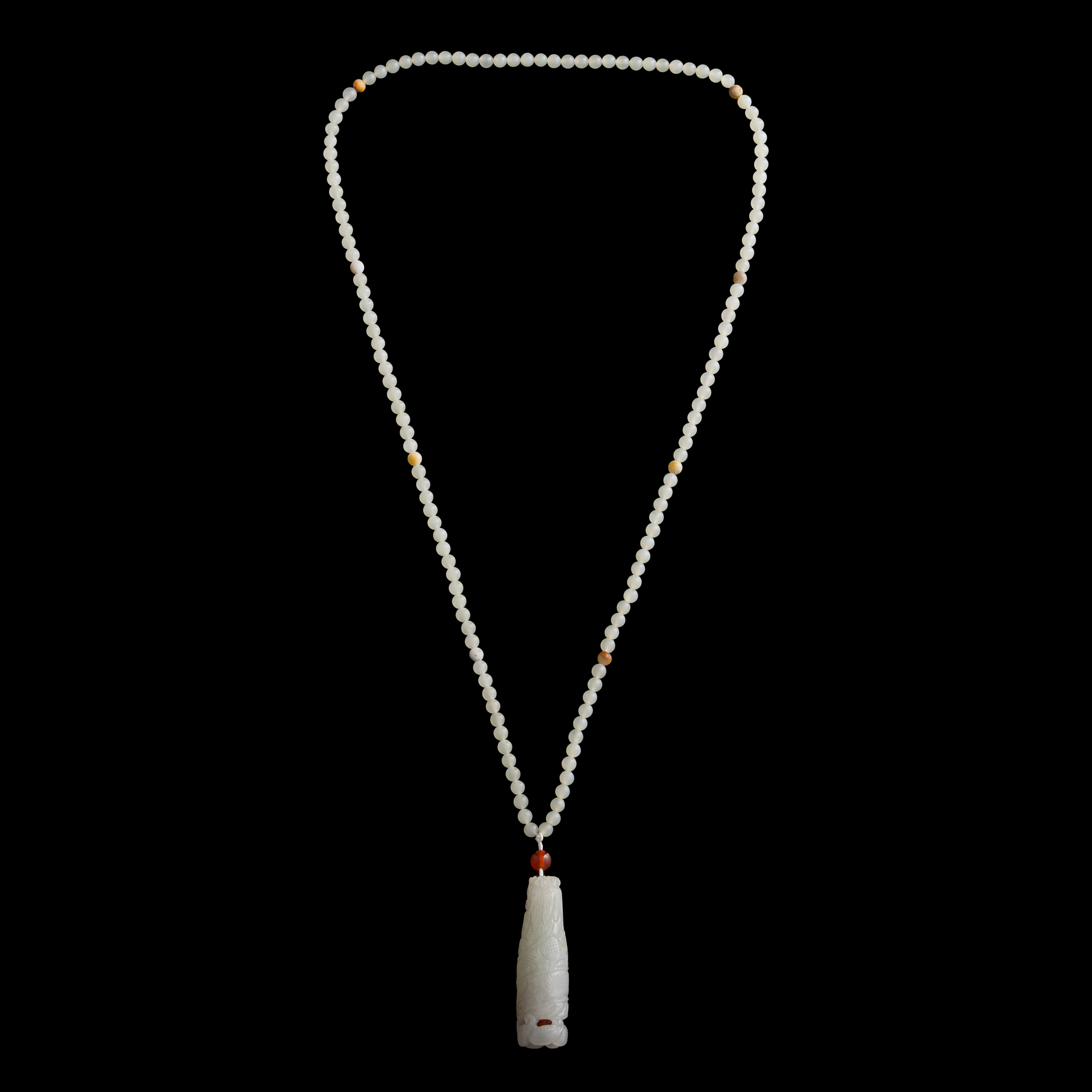 白玉瑞獸掛墜項鍊A Chinese carved white jade 'beast' necklace 白玉瑞獸掛墜項鍊A Chinese carved white jade 'beast' necklace
