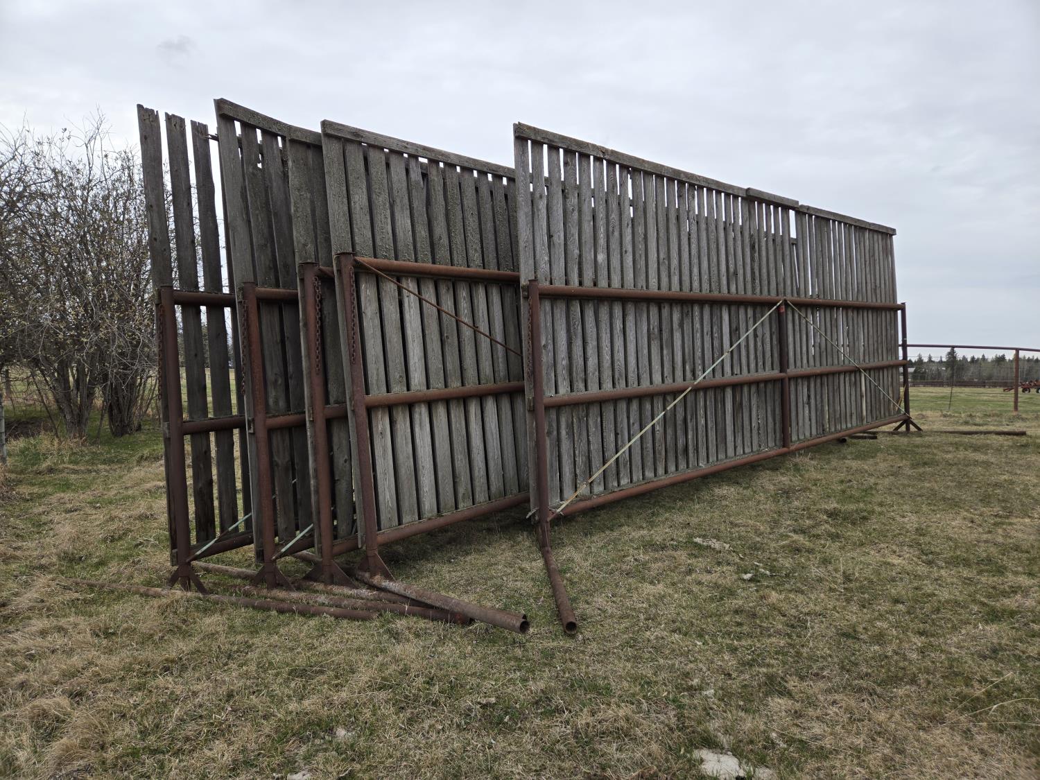 (5) 30 Ft Free Standing Wind Fence Panels [24FH08001-095] | Team Auctions
