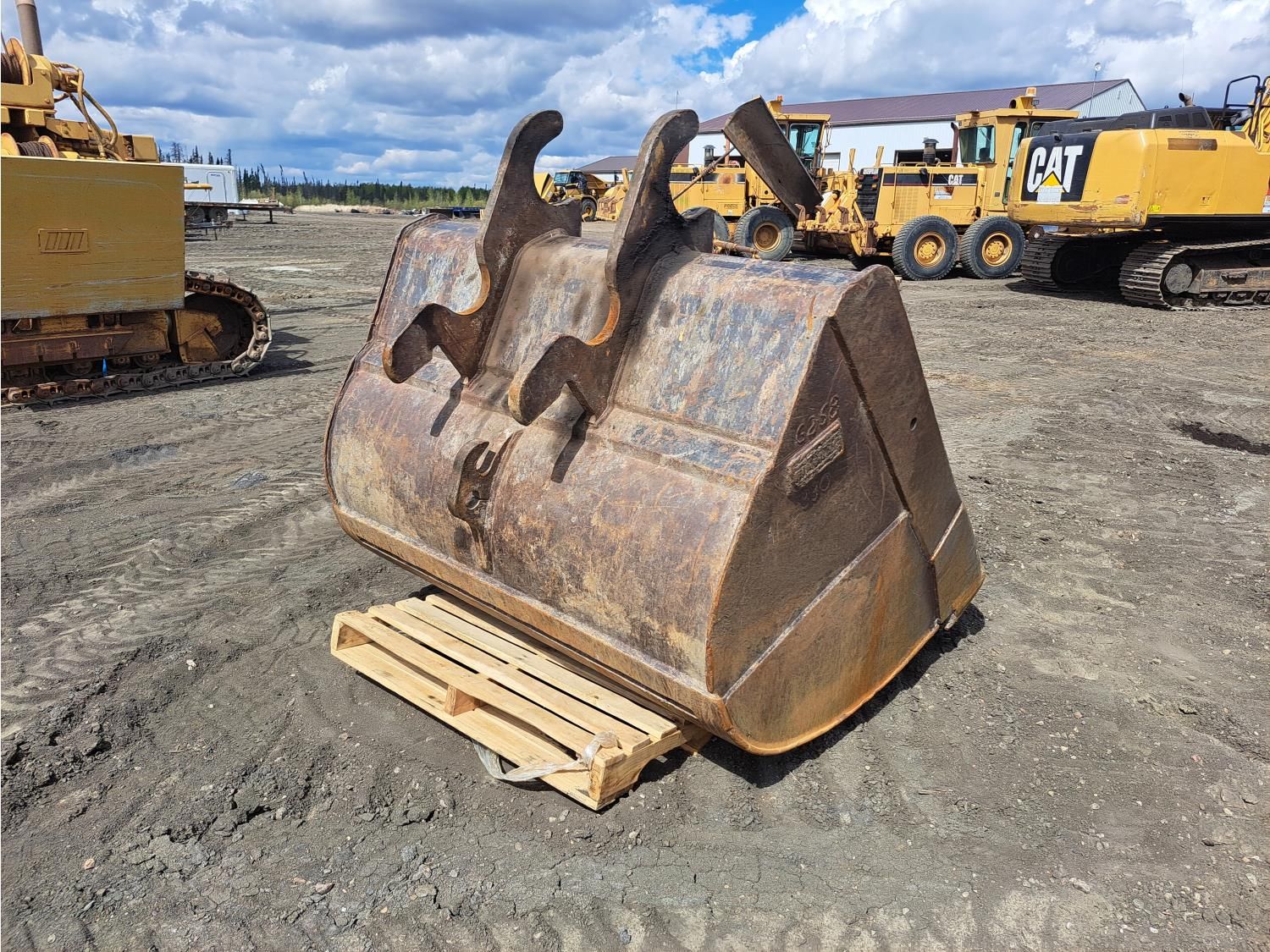Caterpillar 70 Inch Clean Up Bucket [24FL07001-084] | Team Auctions