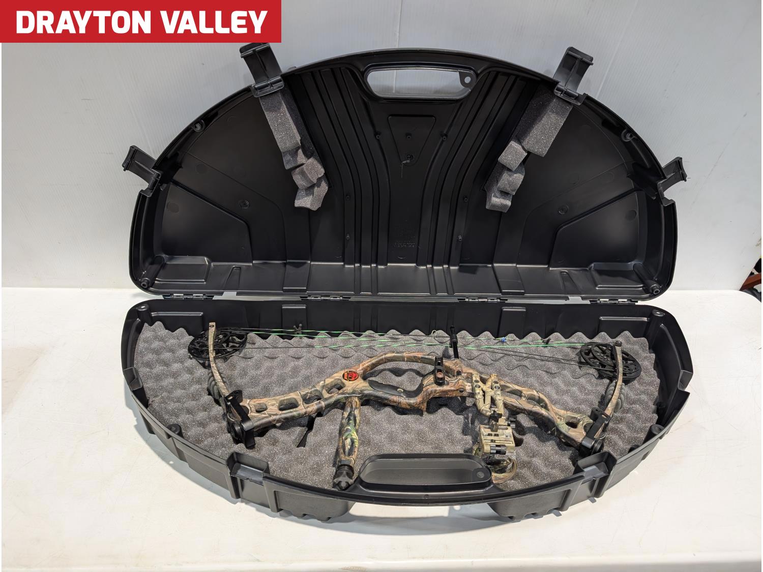 Hoyt Pro Hawk Compound Bow with Case [25JD10057-001] | Team Auctions