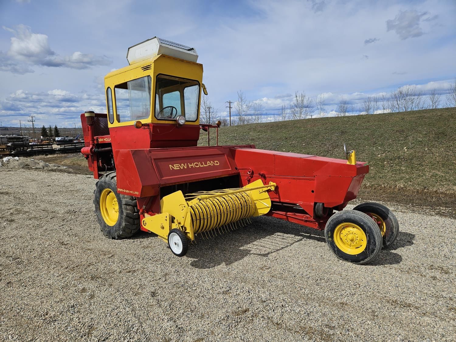 1982 New Holland 1283 Self Propelled Small Square Baler [25DG05009-029 ...