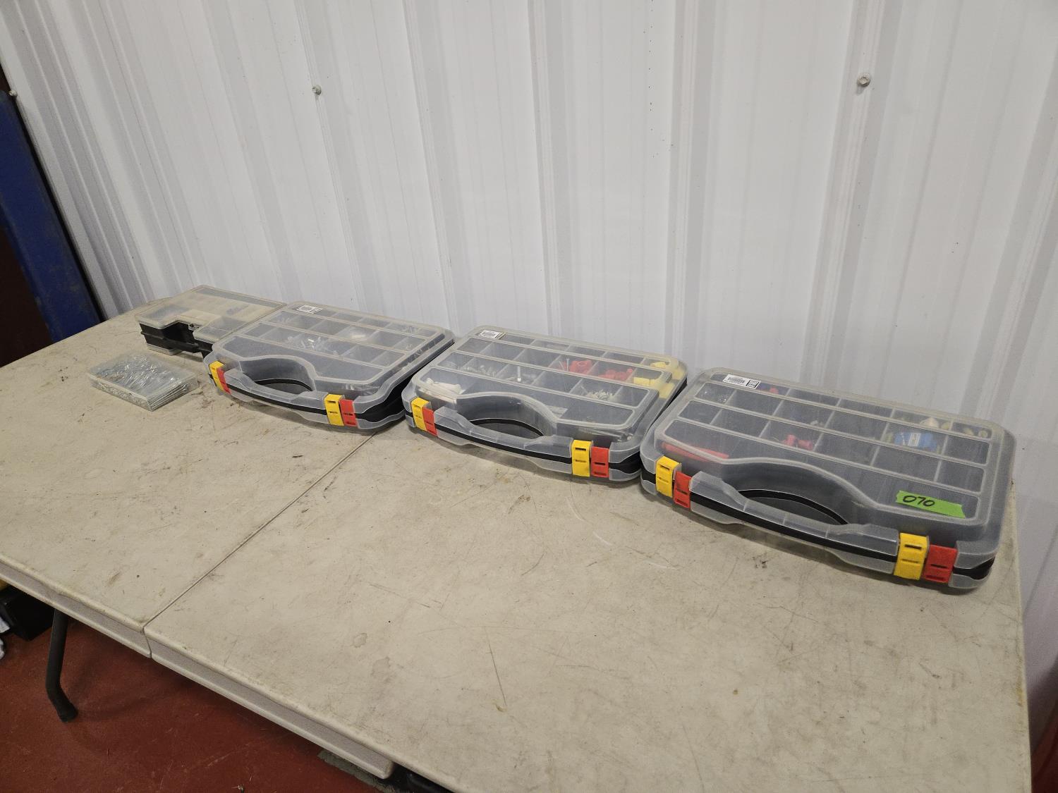 (5) Organizing Containers with Various Hardware Items [25DL37001-070 ...