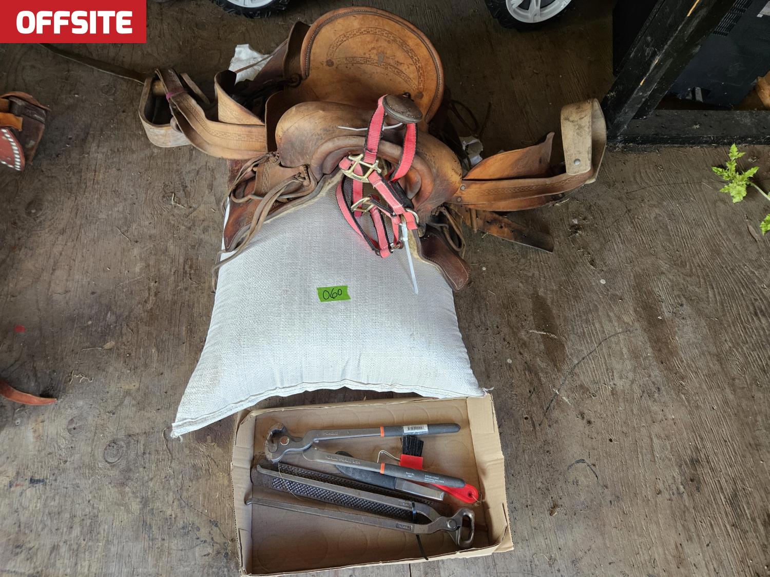 Saddle, Ferrier Tools & 25 kg Bag of Rolled Oats [25JB37007-060] | Team ...