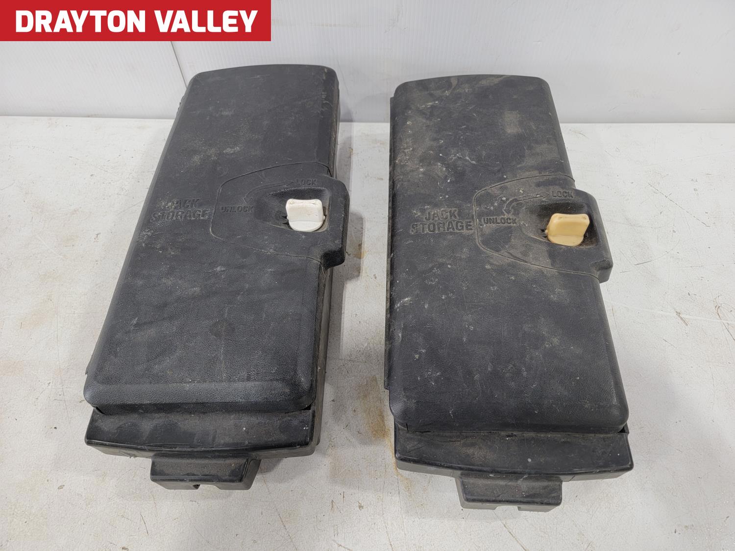 (2) Jacks with Storage Boxes [25EI05003-028] | Team Auctions