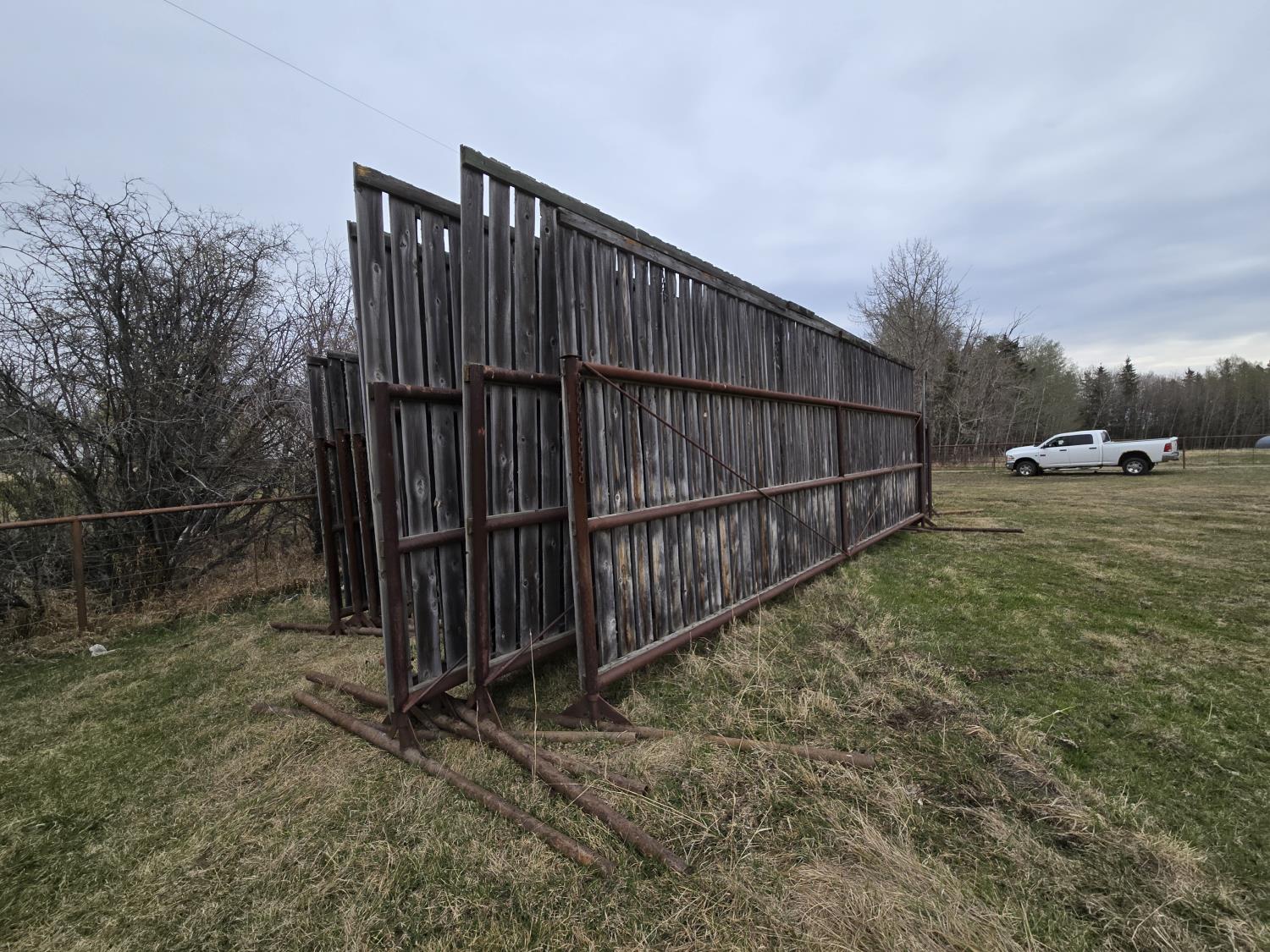 (5) 30 Ft Free Standing Wind Fence Panels [24FH08001-101] | Team Auctions