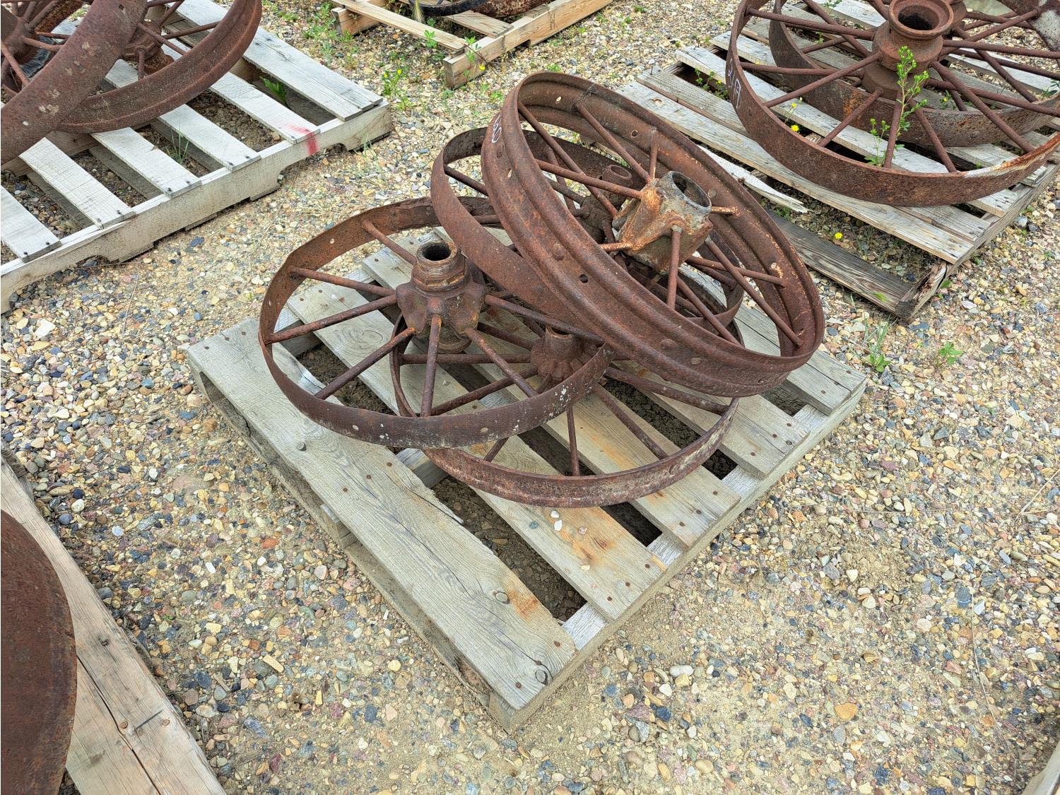 (4) Vintage Steel Wheels [24IJ07001-220] | Team Auctions