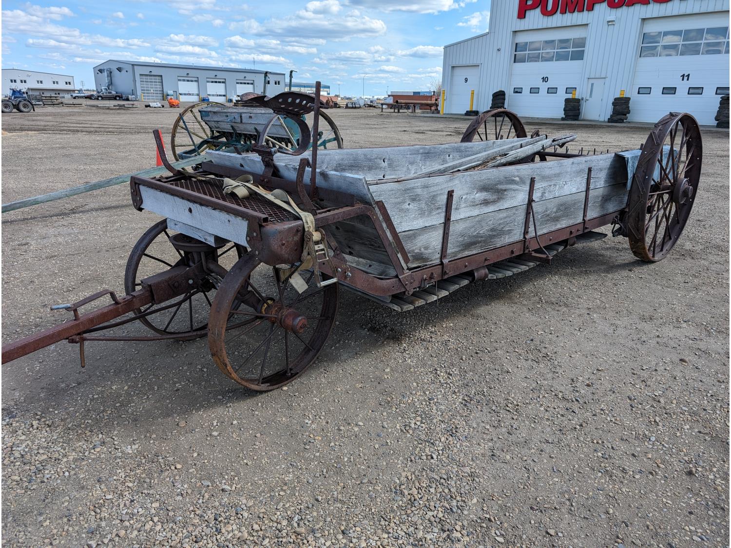 Antique Manure Spreader [24FK36001-049] | Team Auctions