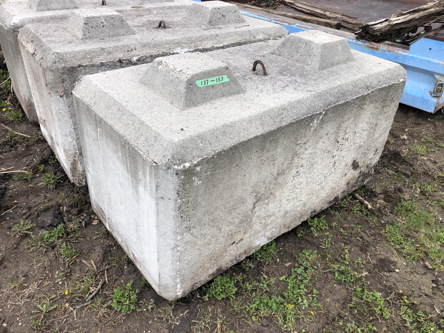 (1) Concrete Stackable Block [24FQ18001-148] | Team Auctions